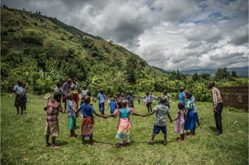 In pictures: Criscent Bwambale sees for the first time in Uganda - BBC News