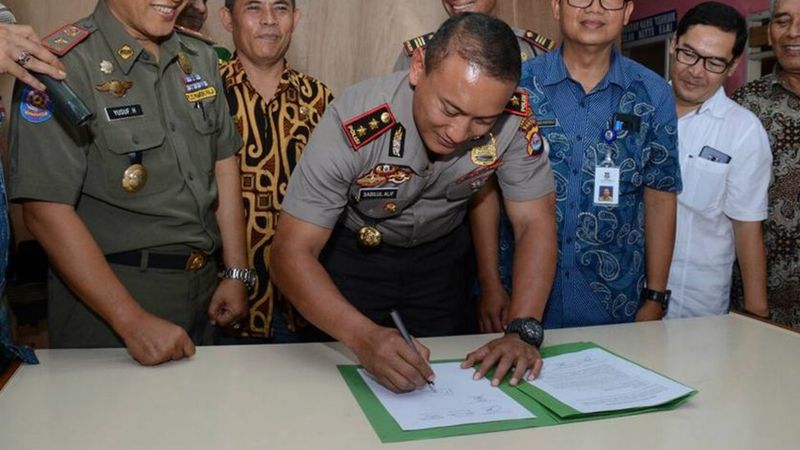 Apakah perilaku 'menekan' kelompok minoritas sifat bangsa Indonesia ...