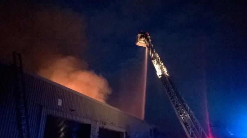 Battersea industrial estate hit by major fire - BBC News