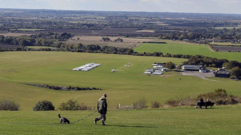 Dunstable Downs: Glider pilot dies in crash during take-off - BBC News