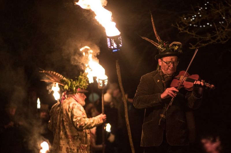 In pictures: Here we come a-wassailing - BBC News