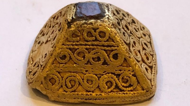 Suffolk detectorist finds Anglo-Saxon gold pyramid mount - BBC News