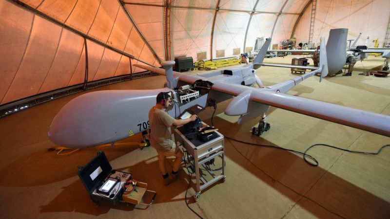 AI fighter pilot wins in combat simulation - BBC News