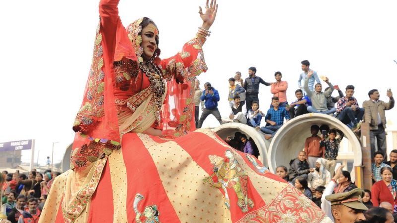 India transgender gurus in landmark Hindu procession - BBC News