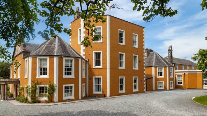 Pupils abused by teachers at Loretto School, inquiry finds - BBC News