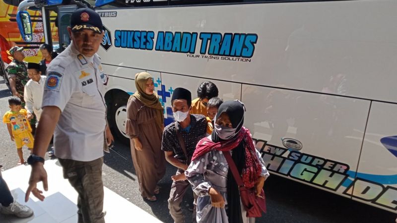 Ratusan pengungsi eks-Syiah kembali ke Sampang setelah dibaiat menjadi ...