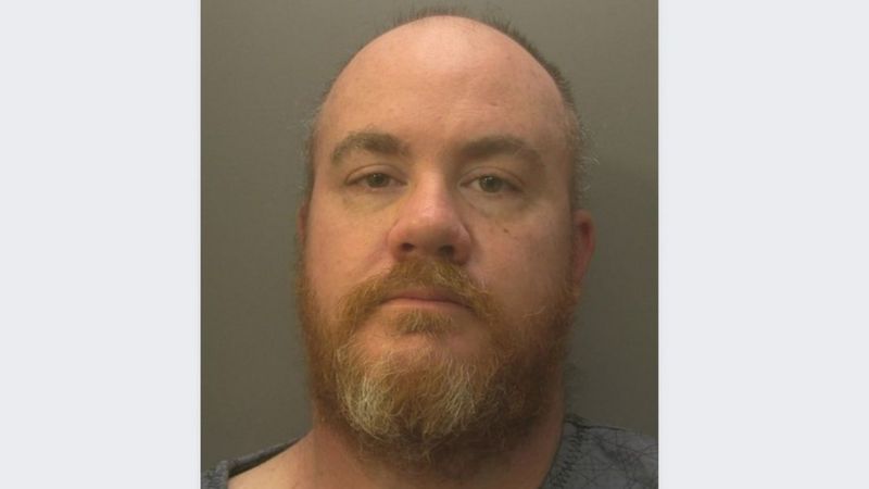 Surrey kidnapping: Man who held victim at knifepoint jailed - BBC News