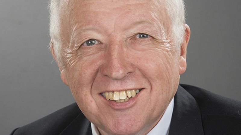 County council leader Carl Les tells of 'prejudice' - BBC News