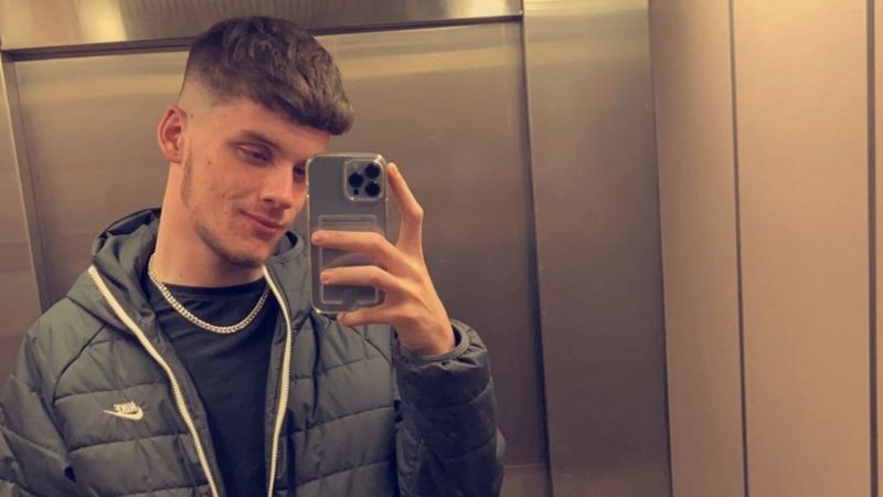 Swindon care-leaver celebrates work milestone - BBC News