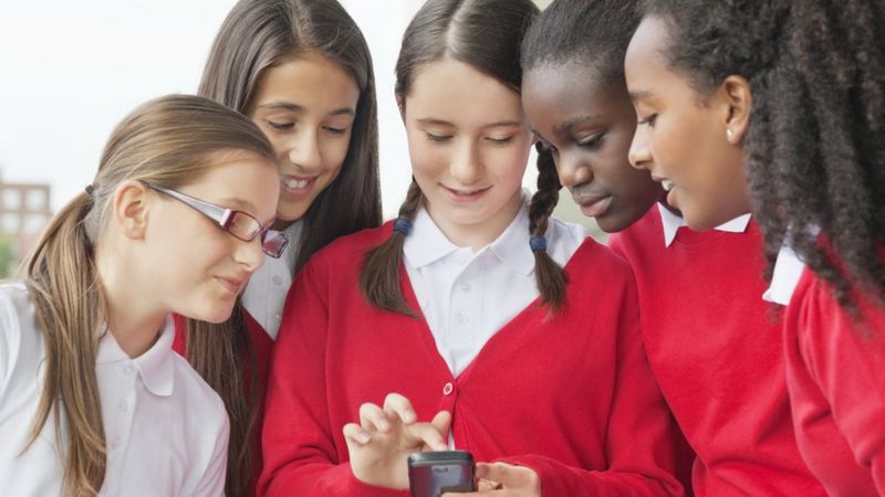 The school locking up mobile phones during lessons - BBC Newsround
