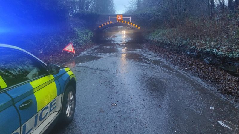 NI weather: Roads flooded and cars stranded amid rain warning - BBC News