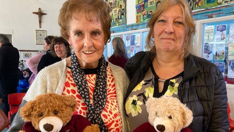Leicester school dinner lady, 84, retires after almost 50 years - BBC News