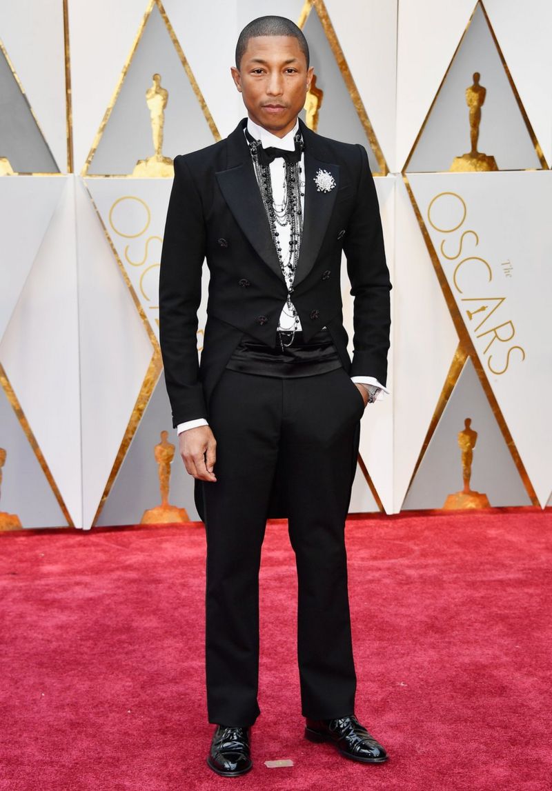 In pictures: Fashion at the Oscars - BBC News