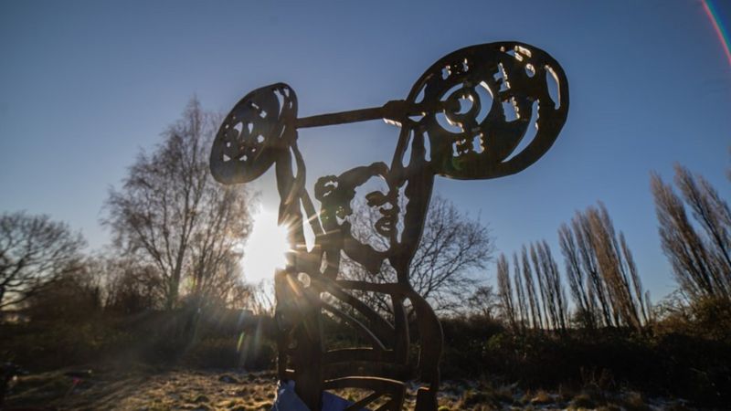 Steel sculpture tributes celebrate Nottingham heroes - BBC News
