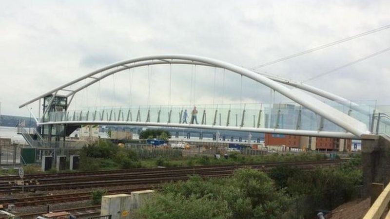 New footbridge over Dundee railway line formally opened - BBC News