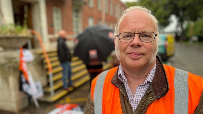 Swindon social workers strike over unsociable-hours pay - BBC News