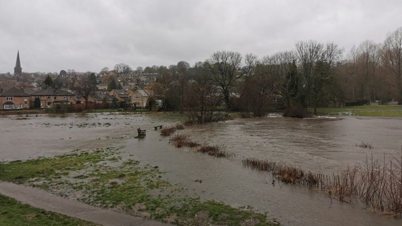 Derbyshire flooding as water levels expected to keep rising - BBC News