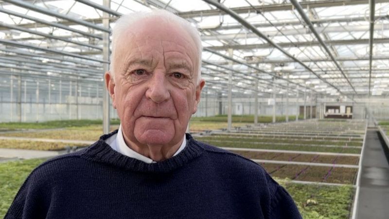 Three Guernsey people named in New Year Honours - BBC News
