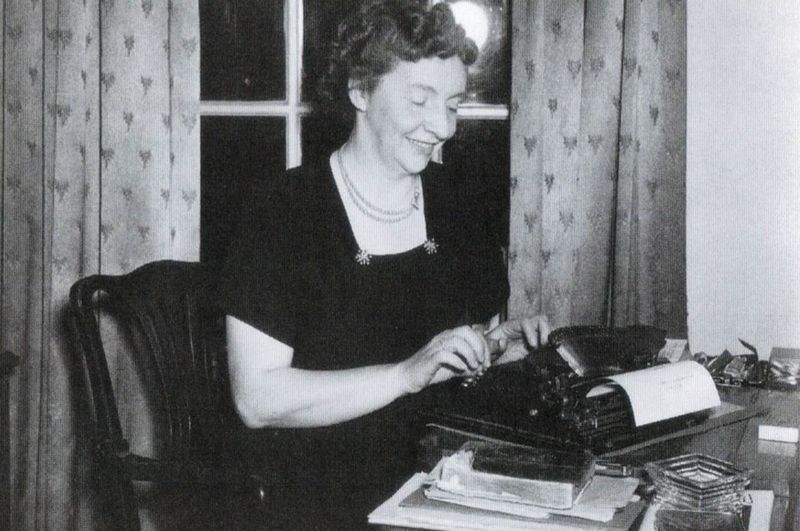 The opera-loving sisters who 'stumbled' into heroism - BBC News