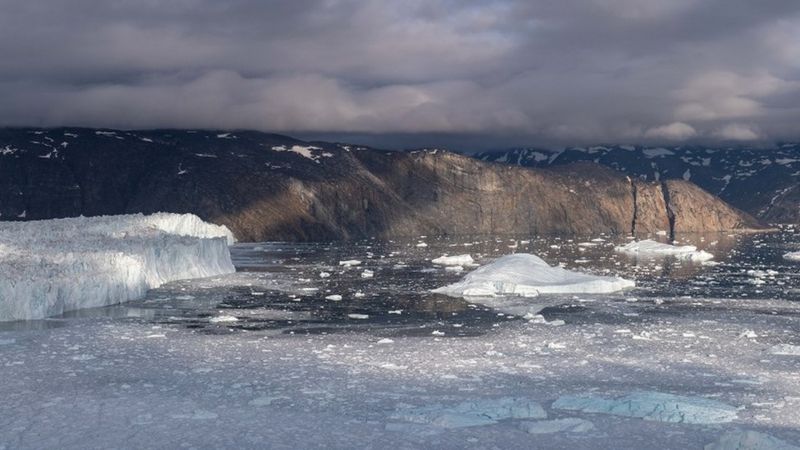 Frozen Planet: Filming climate change in action on an Arctic glacier - BBC News