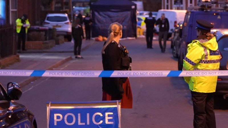 Crawley stabbing: Teen dies from injuries near railway station - BBC News