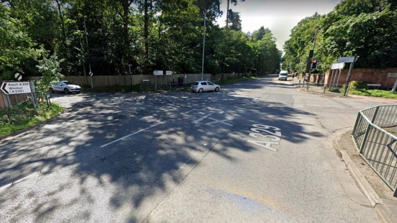 Driver arrested after fatal Bracknell crossroads crash - BBC News