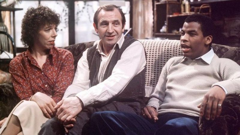 Eric Chappell: Grantham-born Rising Damp writer dies aged 88 - BBC News