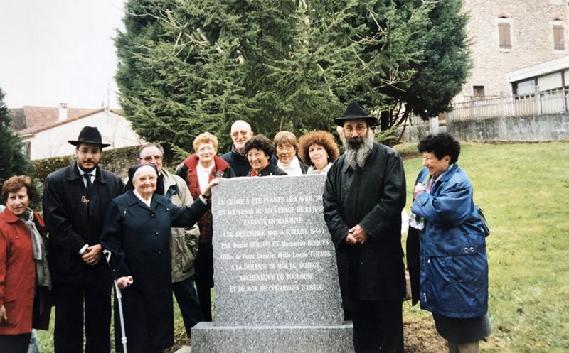 The daring nun who hid and saved 83 Jewish children - BBC News