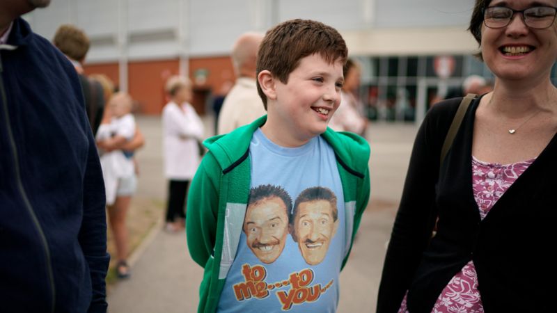 Chuckle Brothers star Barry's funeral held in Rotherham - BBC News