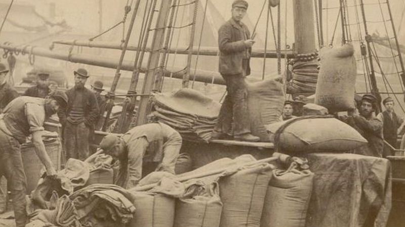 Old photograph album reveals 'remarkable era' in Goole's history - BBC News