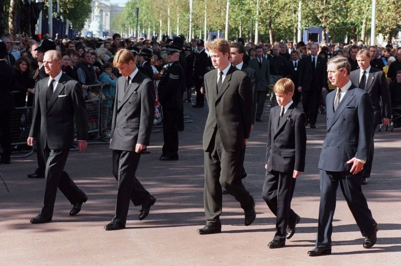 Príncipe Charles: 70 anos em 70 fotos - BBC News Brasil