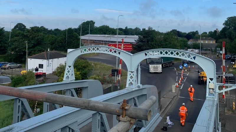 Sutton Bridge crossing: Relief for motorists as route reopened - BBC News