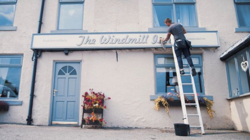 Stainsacre: Inside a competitive onion-growing club - BBC News