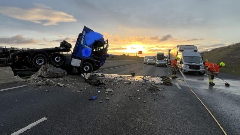 A1(M) part closed in North Yorkshire after two lorries crash - BBC News