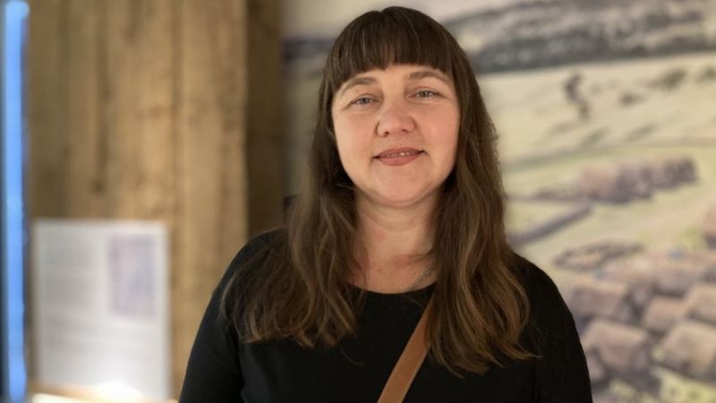 Farnham: Gallery marks two years since Ukraine war began - BBC News