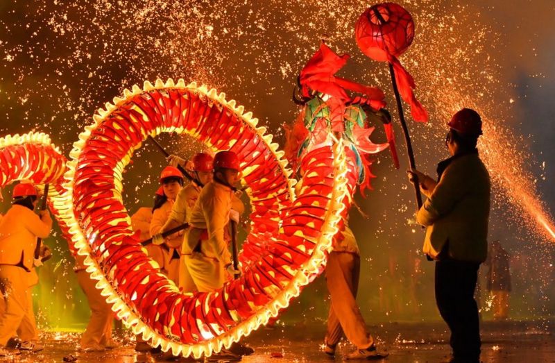 Lantern Festival sparks colourful celebrations - BBC News