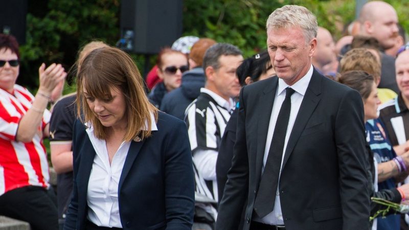 Bradley Lowery funeral: Thousands pay respects to youngster - BBC News