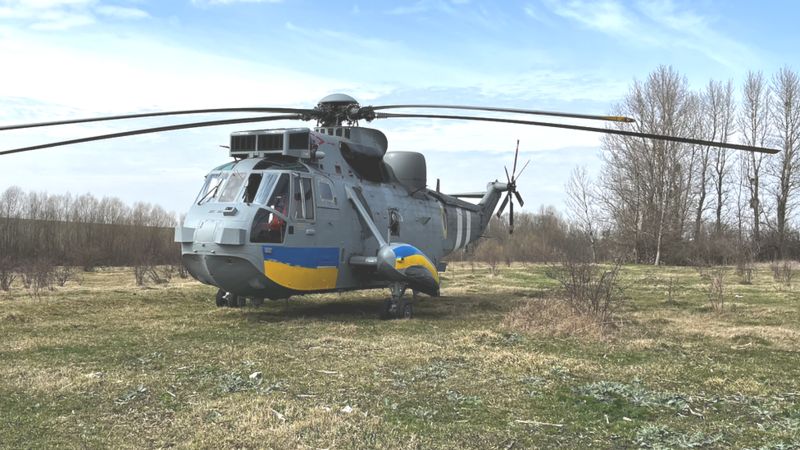 The 40-year-old British helicopter flying in Ukraine - BBC News