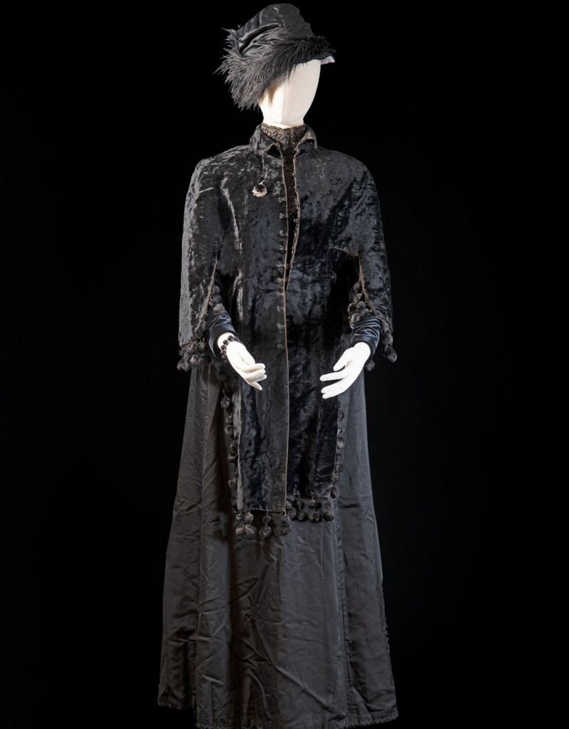 Historical clothing from 14 museums displayed online - BBC News