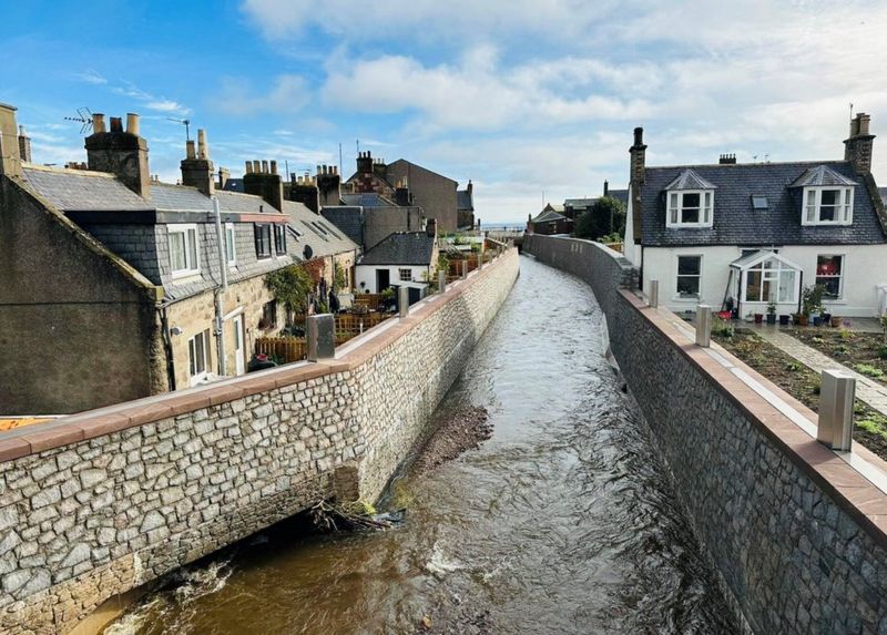 Stonehaven flooding: Relief as flood defences keep water at bay - BBC News