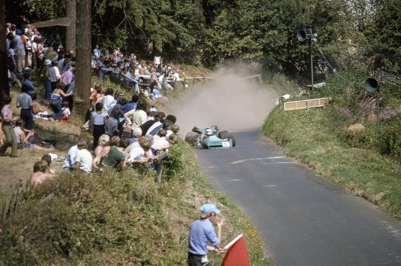 Amateur photographers capture golden age of motor racing - BBC News
