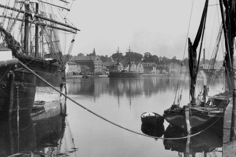 Ipswich docks: Historical photographic archive put online - BBC News
