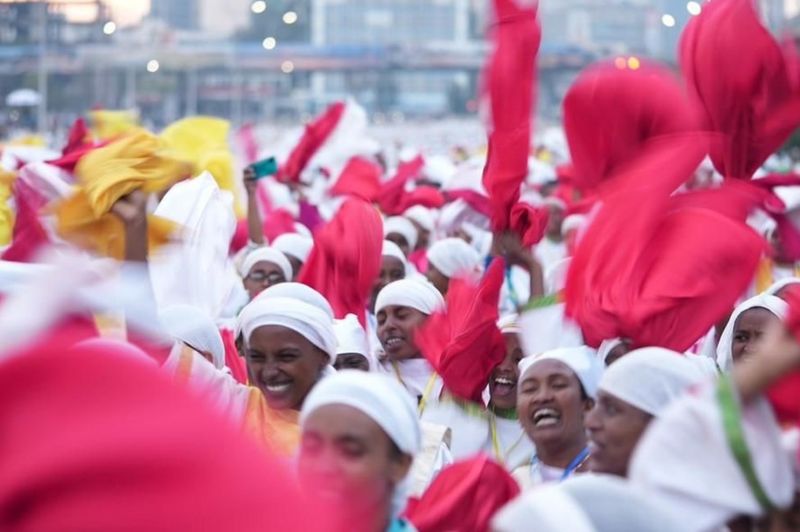 Fire, smoke and colour as Ethiopians mark Meskel - BBC News