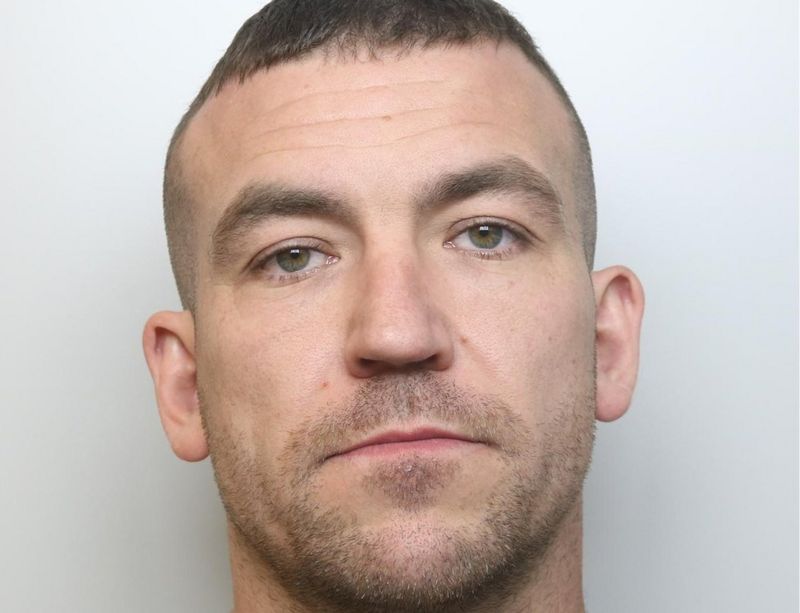 Lee Abbott jailed for murdering Widnes pub landlord over ban - BBC News