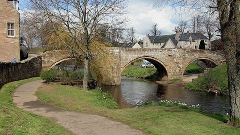 Historic Jedburgh town centre seeks £1m upgrade - BBC News