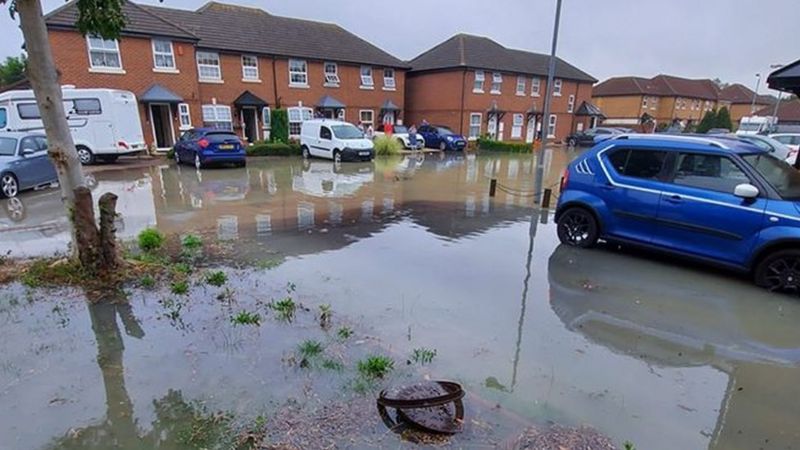 Swindon homes flooded after water main bursts - BBC News