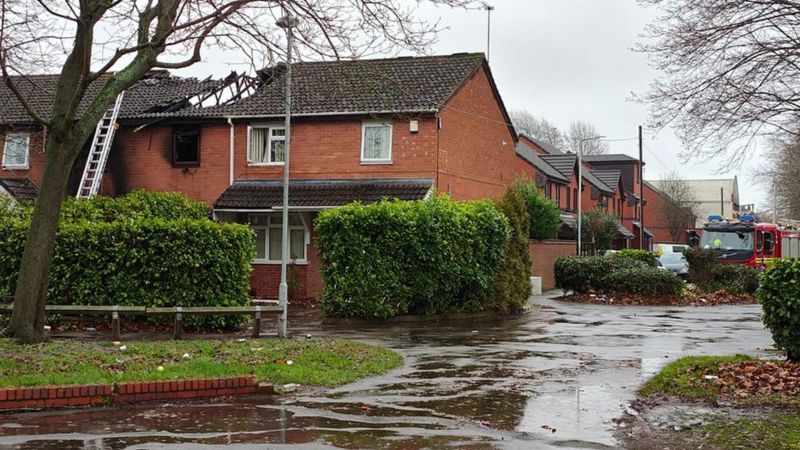 Wolverhampton house fire: Residents flee early morning blaze - BBC News
