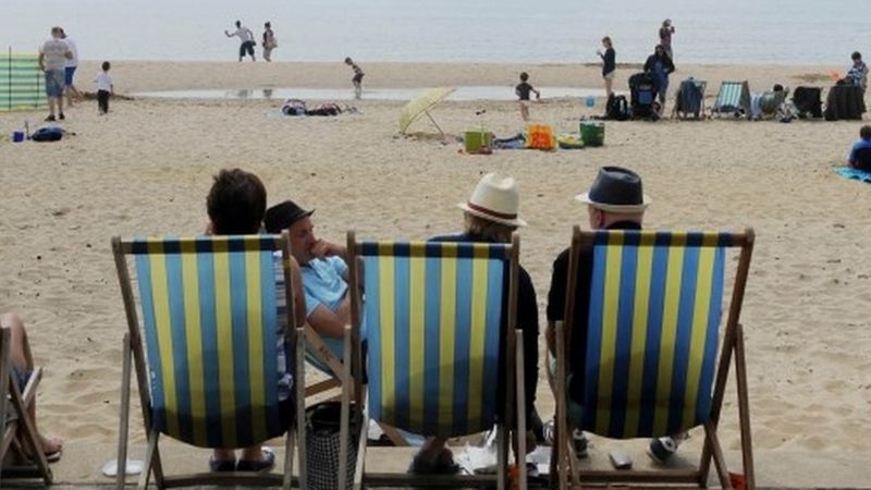 In pictures: Summer arrives in Britain - BBC News