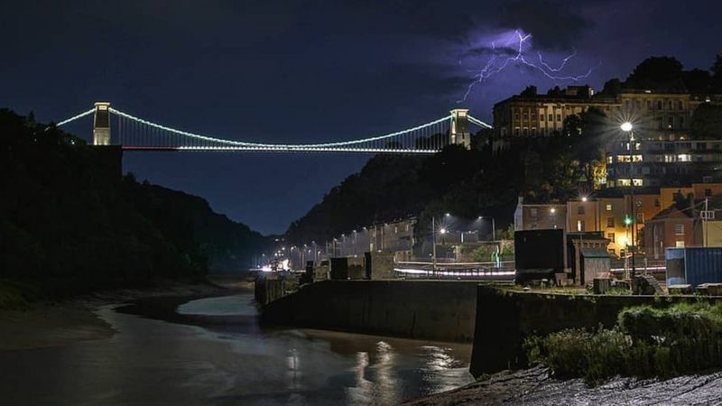 Lightning pictures: Spectacular storms light up England skies - BBC News