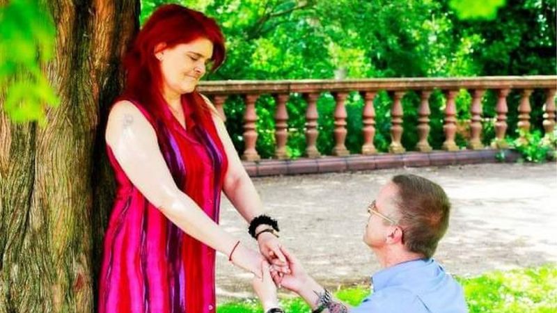 Wedding fixed in 48 hours for Blurton bride given week to live - BBC News